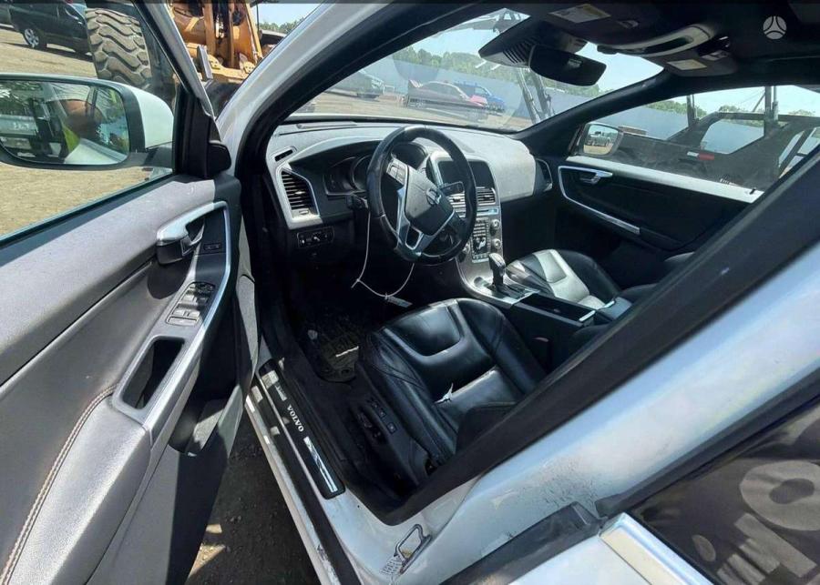 Volvo XC60 2015 Šauļi, ar dzinēja tilpumu 2.95 L un nobraukumu 182 tūkst. km par 9500 €, foto 35 vietnē AUTOMOTO.COM.LV