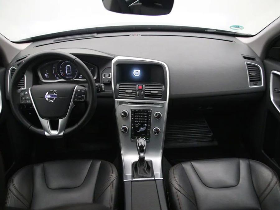 Volvo XC60 2016 in Vilnius, with an engine capacity of 2.00 L and mileage of 220 thousand km for 15599 €, photo 3 on AUTOMOTO.COM.LV