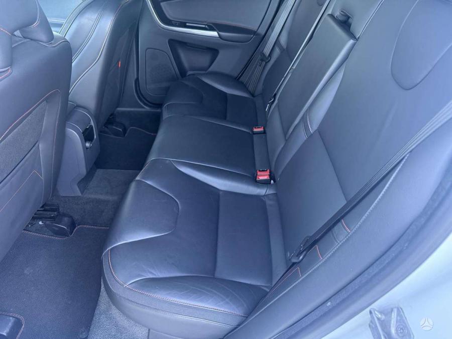 Volvo XC60 2016 Viļņa, ar dzinēja tilpumu 2.40 L un nobraukumu 250 tūkst. km par 14900 €, foto 18 vietnē AUTOMOTO.COM.LV