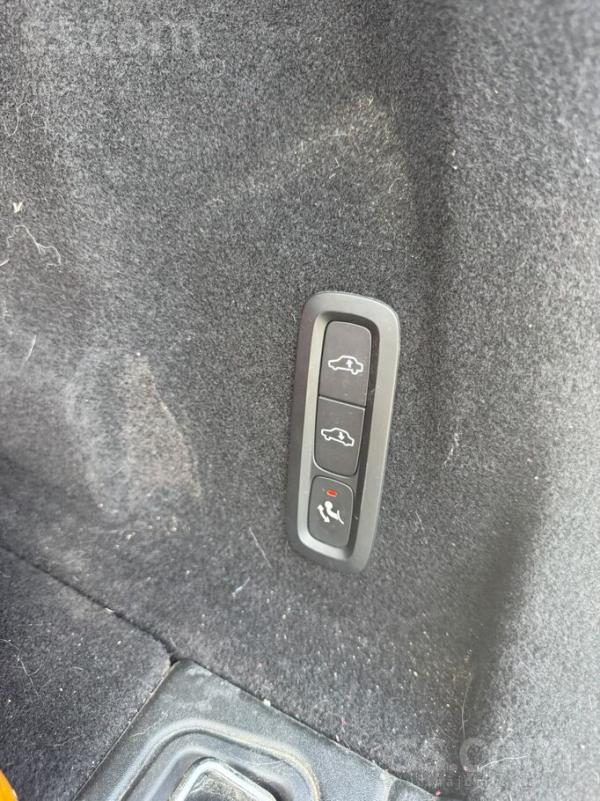 Volvo XC60 2018 in Aizkraukle, with an engine capacity of 2.00 L and mileage of 243 thousand km for 21800 €, photo 5 on AUTOMOTO.COM.LV