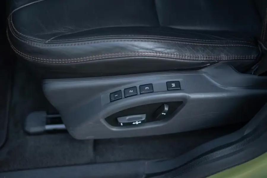 Green Volvo XC60 2008 in Liepaja, with an engine capacity of 2.40 L and mileage of 321 thousand km for 8500 €, photo 19 on AUTOMOTO.COM.LV