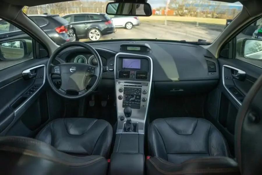 Green Volvo XC60 2008 in Liepaja, with an engine capacity of 2.40 L and mileage of 321 thousand km for 8500 €, photo 21 on AUTOMOTO.COM.LV