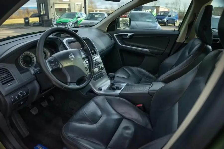 Green Volvo XC60 2008 in Liepaja, with an engine capacity of 2.40 L and mileage of 321 thousand km for 8500 €, photo 22 on AUTOMOTO.COM.LV