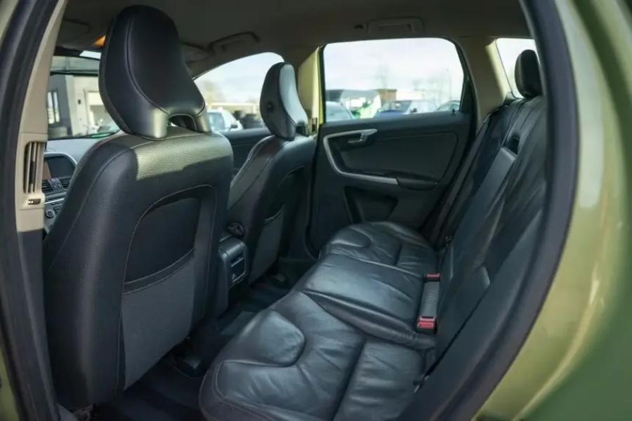 Green Volvo XC60 2008 in Liepaja, with an engine capacity of 2.40 L and mileage of 321 thousand km for 8500 €, photo 23 on AUTOMOTO.COM.LV