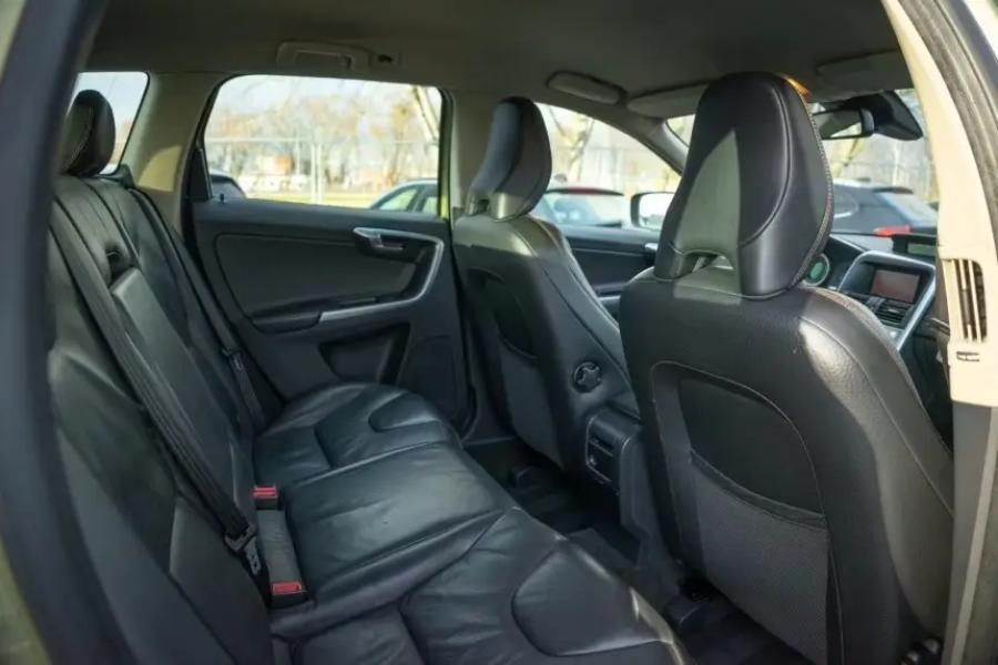 Green Volvo XC60 2008 in Liepaja, with an engine capacity of 2.40 L and mileage of 321 thousand km for 8500 €, photo 24 on AUTOMOTO.COM.LV
