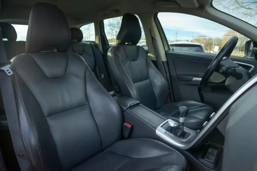 Green Volvo XC60 2008 in Liepaja, with an engine capacity of 2.40 L and mileage of 321 thousand km for 8500 €, photo 25 on AUTOMOTO.COM.LV