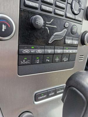Zaļš Volvo XC60 2008 Viļņa, ar dzinēja tilpumu 2.95 L un nobraukumu 238 tūkst. km par 7600 €, foto 23 vietnē AUTOMOTO.COM.LV