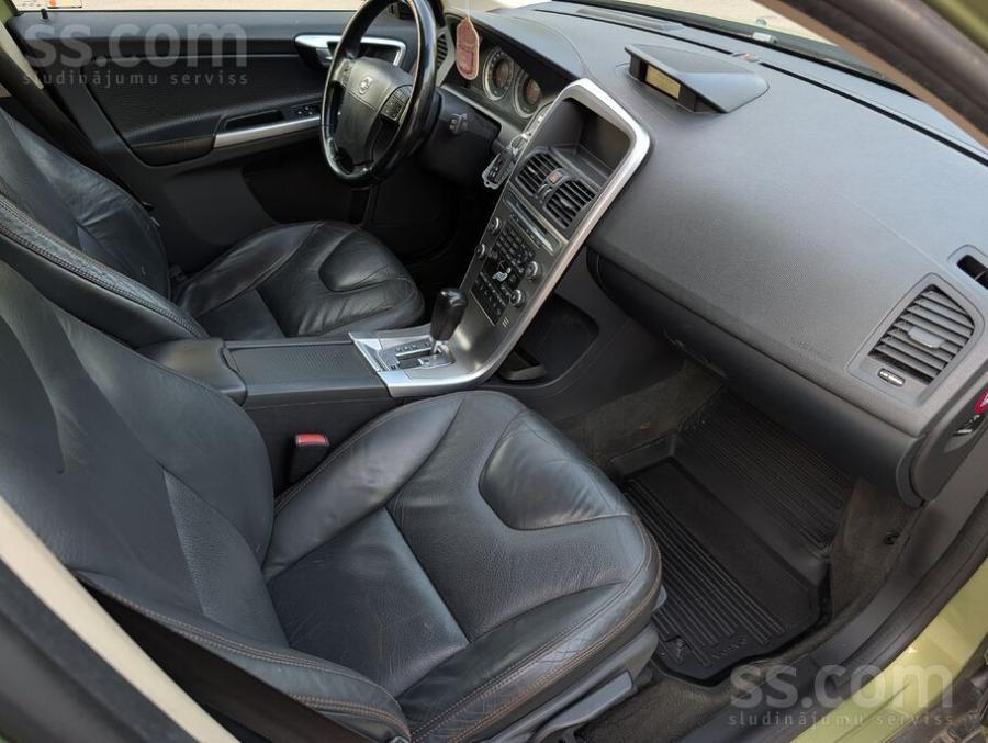 Green Volvo XC60 2009 in Jurmala, with an engine capacity of 2.40 L and mileage of 0 thousand km for 6950 €, photo 9 on AUTOMOTO.COM.LV