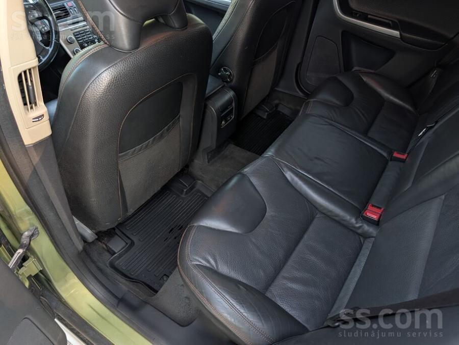 Green Volvo XC60 2009 in Jurmala, with an engine capacity of 2.40 L and mileage of 0 thousand km for 6950 €, photo 13 on AUTOMOTO.COM.LV