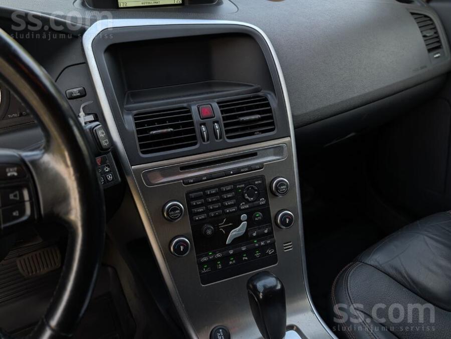 Green Volvo XC60 2009 in Jurmala, with an engine capacity of 2.40 L and mileage of 0 thousand km for 6950 €, photo 16 on AUTOMOTO.COM.LV