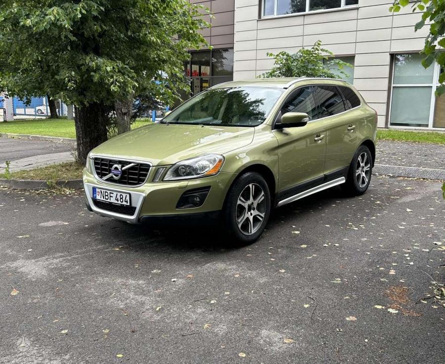 Green Volvo XC60 2009 in Vilnius, with an engine capacity of 2.40 L and mileage of 327 thousand km for 5800 €, photo 1 on AUTOMOTO.COM.LV
