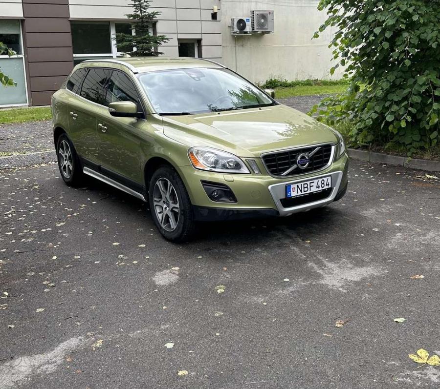 Green Volvo XC60 2009 in Vilnius, with an engine capacity of 2.40 L and mileage of 327 thousand km for 5800 €, photo 4 on AUTOMOTO.COM.LV