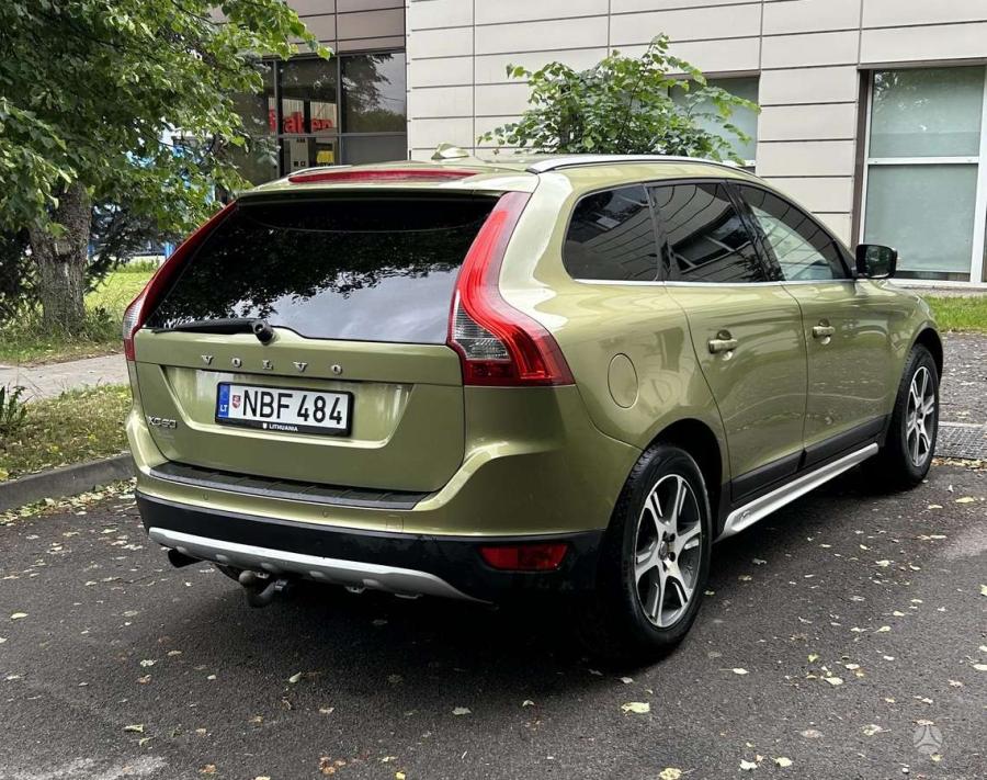 Green Volvo XC60 2009 in Vilnius, with an engine capacity of 2.40 L and mileage of 327 thousand km for 5800 €, photo 5 on AUTOMOTO.COM.LV