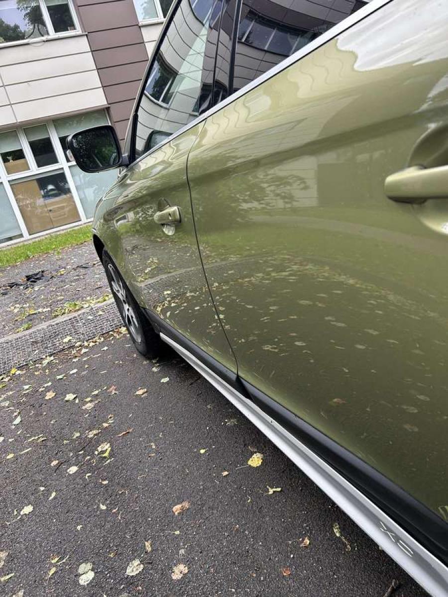 Green Volvo XC60 2009 in Vilnius, with an engine capacity of 2.40 L and mileage of 327 thousand km for 5800 €, photo 8 on AUTOMOTO.COM.LV