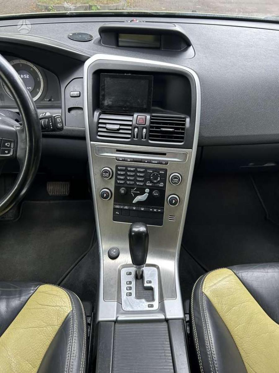 Green Volvo XC60 2009 in Vilnius, with an engine capacity of 2.40 L and mileage of 327 thousand km for 5800 €, photo 13 on AUTOMOTO.COM.LV