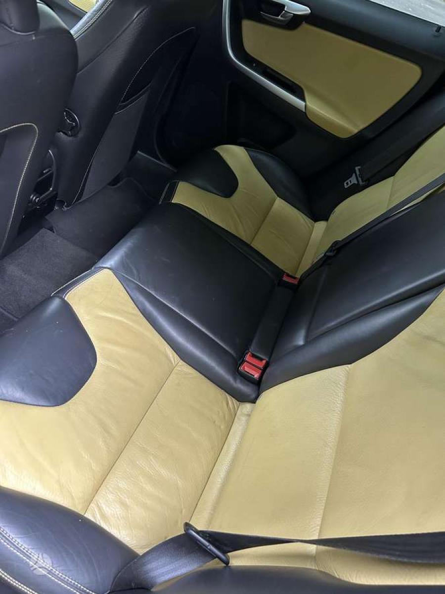 Green Volvo XC60 2009 in Vilnius, with an engine capacity of 2.40 L and mileage of 327 thousand km for 5800 €, photo 17 on AUTOMOTO.COM.LV