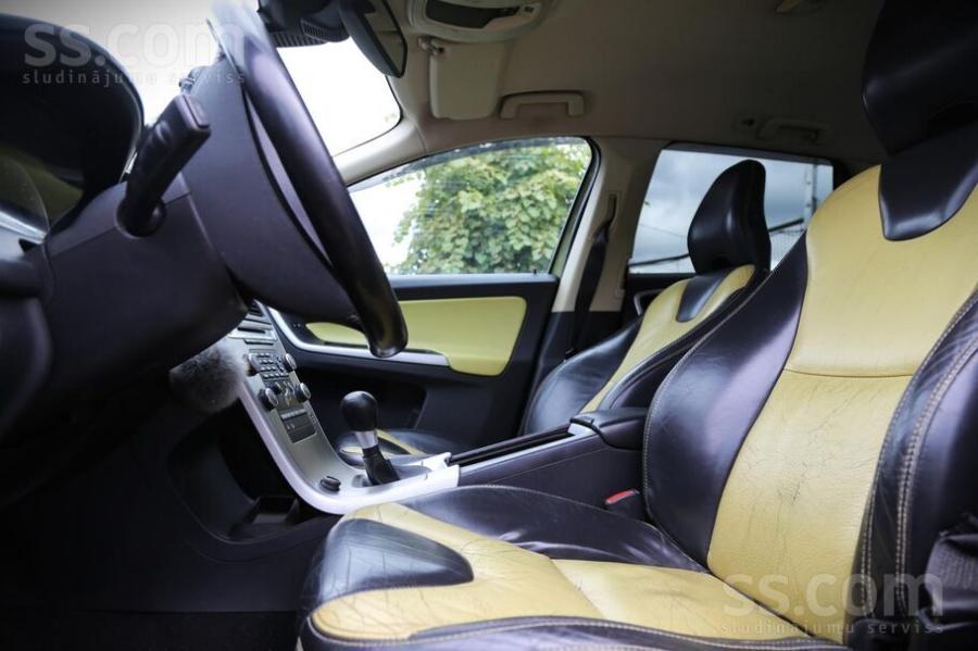 Green Volvo XC60 2009 in Riga, with an engine capacity of 2.40 L and mileage of 463 thousand km for 2995 €, photo 8 on AUTOMOTO.COM.LV