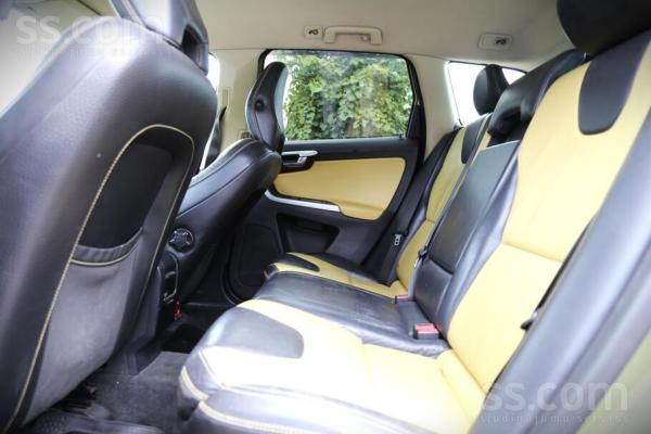 Green Volvo XC60 2009 in Riga, with an engine capacity of 2.40 L and mileage of 463 thousand km for 2995 €, photo 8 on AUTOMOTO.COM.LV
