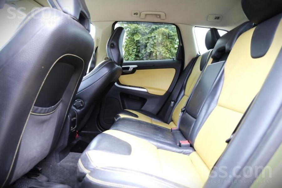 Green Volvo XC60 2009 in Riga, with an engine capacity of 2.40 L and mileage of 463 thousand km for 2995 €, photo 9 on AUTOMOTO.COM.LV