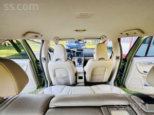 Green Volvo XC60 2010 in Riga, with an engine capacity of 2.40 L and mileage of 314 thousand km for 6500 €, photo 6 on AUTOMOTO.COM.LV