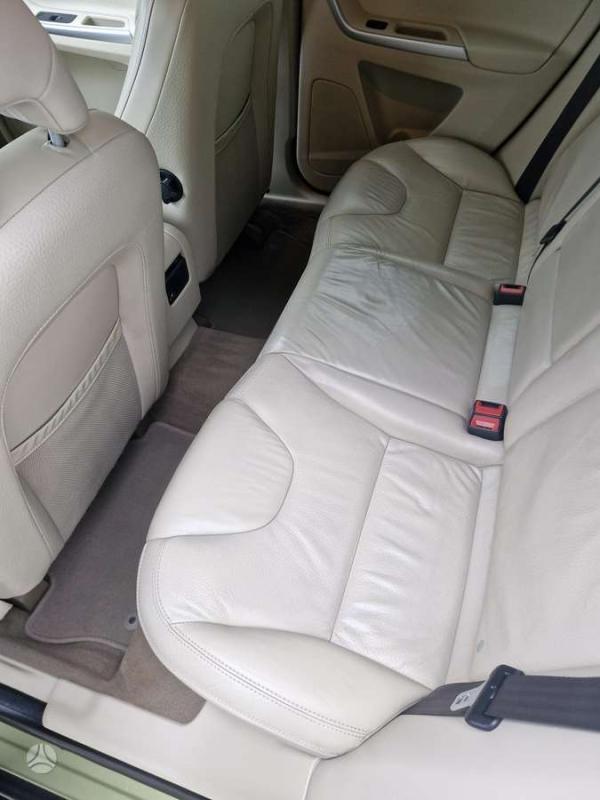 Green Volvo XC60 2011 in Telschi, with an engine capacity of 2.40 L and mileage of 276 thousand km for 7600 €, photo 9 on AUTOMOTO.COM.LV