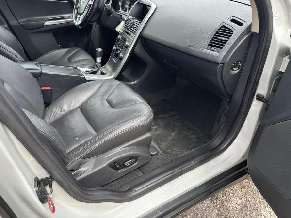 Zaļš Volvo XC60 2012 Alīta, ar dzinēja tilpumu 2.40 L un nobraukumu 240 tūkst. km par 9700 €, foto 9 vietnē AUTOMOTO.COM.LV