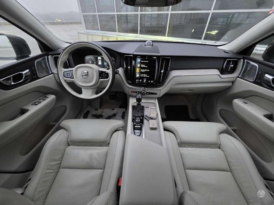Green Volvo XC60 2017 in Vilnius, with an engine capacity of 1.97 L and mileage of 159 thousand km for 23600 €, photo 12 on AUTOMOTO.COM.LV