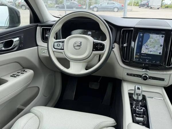 Green Volvo XC60 2018 in Riga, with an engine capacity of 2.00 L and mileage of 176 thousand km for 24500 €, photo 4 on AUTOMOTO.COM.LV