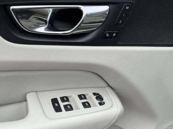 Green Volvo XC60 2018 in Riga, with an engine capacity of 2.00 L and mileage of 176 thousand km for 24500 €, photo 6 on AUTOMOTO.COM.LV