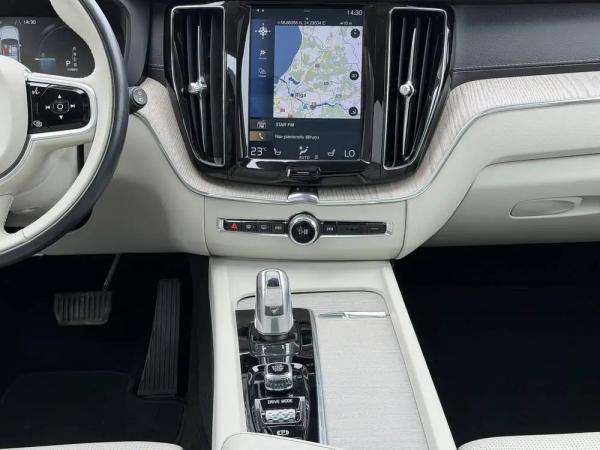 Green Volvo XC60 2018 in Riga, with an engine capacity of 2.00 L and mileage of 176 thousand km for 24500 €, photo 8 on AUTOMOTO.COM.LV