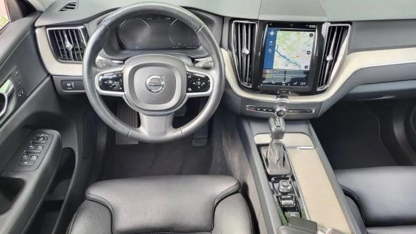 Green Volvo XC60 2018 in Riga, with an engine capacity of 2.00 L and mileage of 233 thousand km for 19500 €, photo 4 on AUTOMOTO.COM.LV