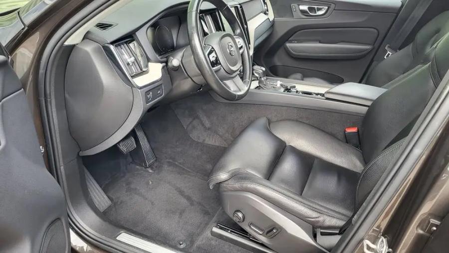 Green Volvo XC60 2018 in Riga, with an engine capacity of 2.00 L and mileage of 233 thousand km for 19500 €, photo 6 on AUTOMOTO.COM.LV