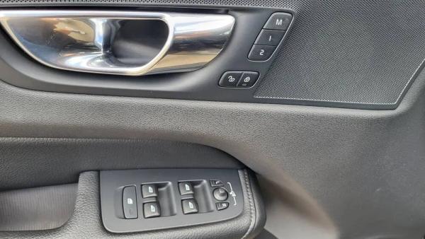 Green Volvo XC60 2018 in Riga, with an engine capacity of 2.00 L and mileage of 233 thousand km for 19500 €, photo 6 on AUTOMOTO.COM.LV