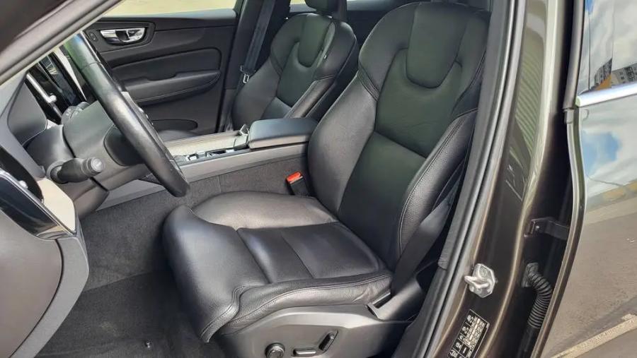 Green Volvo XC60 2018 in Riga, with an engine capacity of 2.00 L and mileage of 233 thousand km for 19500 €, photo 8 on AUTOMOTO.COM.LV