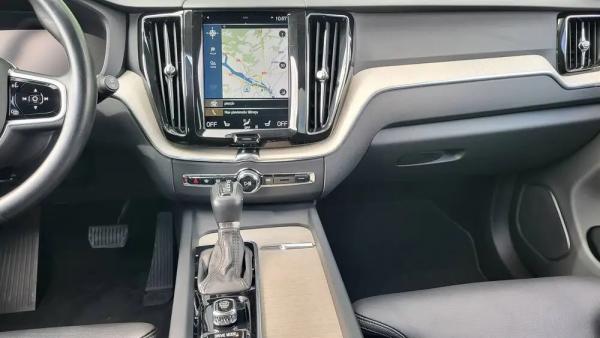 Green Volvo XC60 2018 in Riga, with an engine capacity of 2.00 L and mileage of 233 thousand km for 19500 €, photo 8 on AUTOMOTO.COM.LV