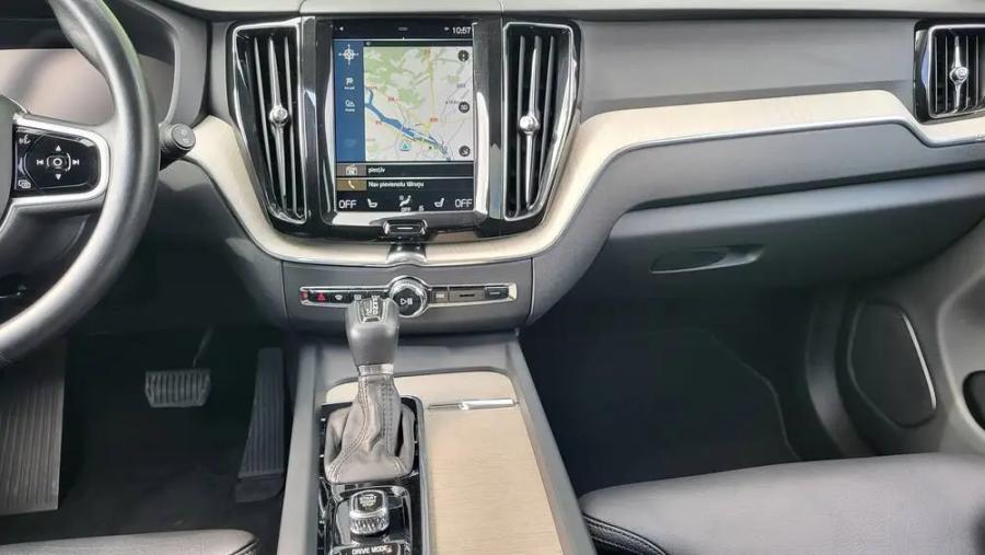 Green Volvo XC60 2018 in Riga, with an engine capacity of 2.00 L and mileage of 233 thousand km for 19500 €, photo 9 on AUTOMOTO.COM.LV