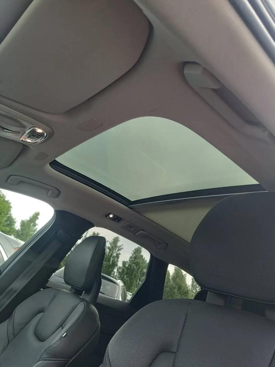 Green Volvo XC60 2018 in Riga, with an engine capacity of 2.00 L and mileage of 233 thousand km for 19500 €, photo 13 on AUTOMOTO.COM.LV