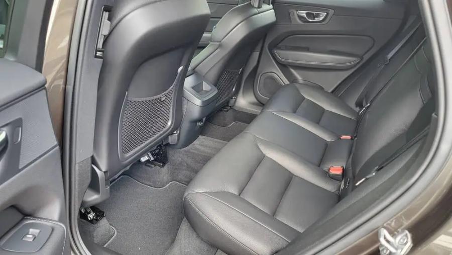 Green Volvo XC60 2018 in Riga, with an engine capacity of 2.00 L and mileage of 233 thousand km for 19500 €, photo 14 on AUTOMOTO.COM.LV