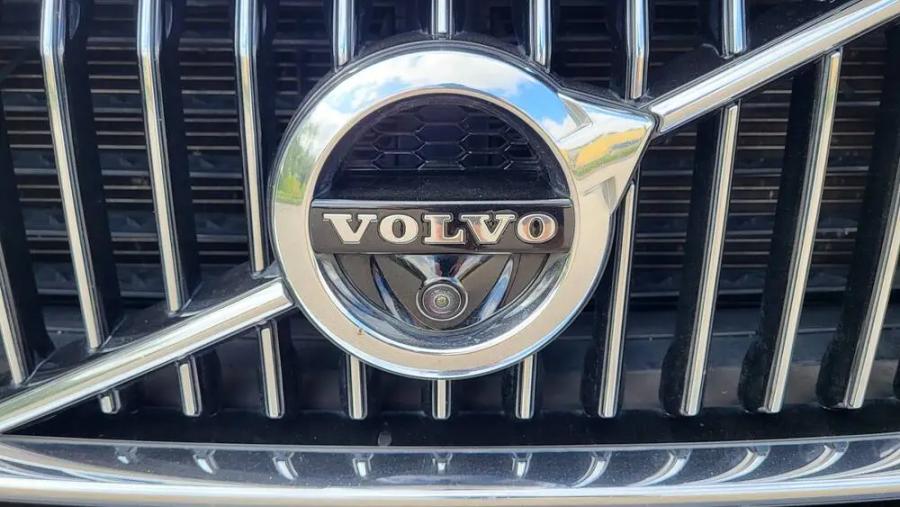 Green Volvo XC60 2018 in Riga, with an engine capacity of 2.00 L and mileage of 233 thousand km for 19500 €, photo 17 on AUTOMOTO.COM.LV