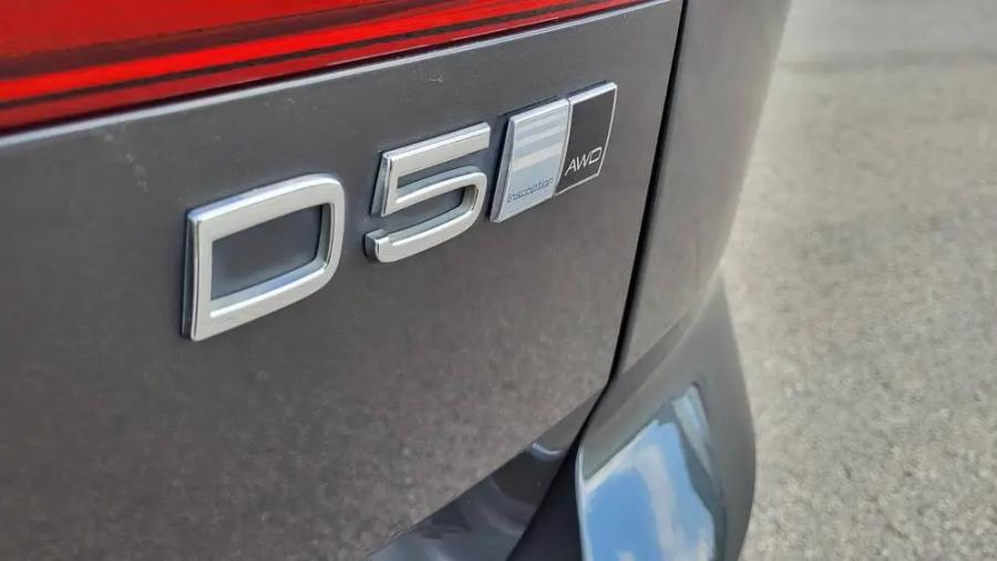 Green Volvo XC60 2018 in Riga, with an engine capacity of 2.00 L and mileage of 233 thousand km for 19500 €, photo 21 on AUTOMOTO.COM.LV