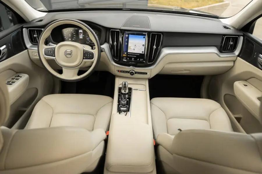 Green Volvo XC60 2018 in Jelgava, with an engine capacity of 2.00 L and mileage of 80 thousand km for 29950 €, photo 10 on AUTOMOTO.COM.LV