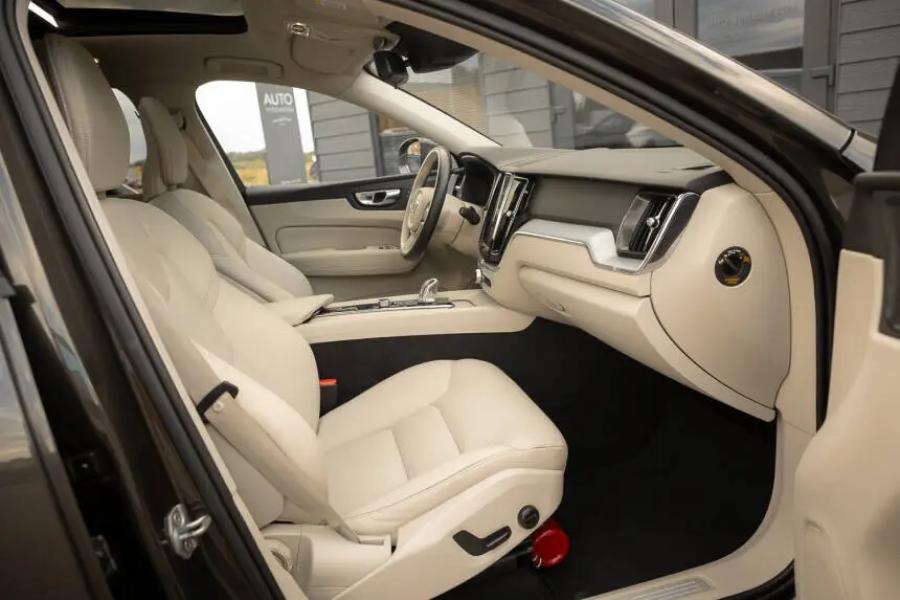 Green Volvo XC60 2018 in Jelgava, with an engine capacity of 2.00 L and mileage of 80 thousand km for 29950 €, photo 11 on AUTOMOTO.COM.LV