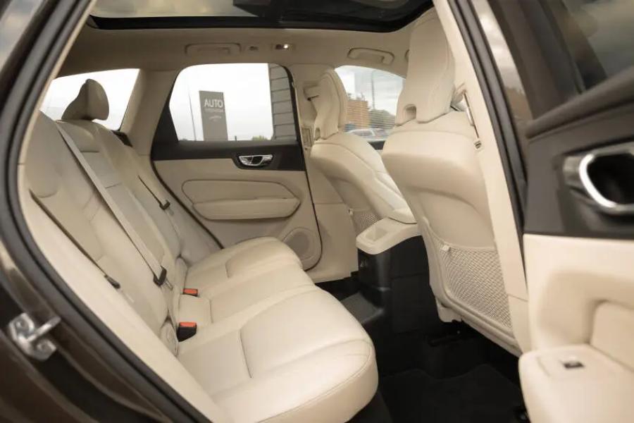 Green Volvo XC60 2018 in Jelgava, with an engine capacity of 2.00 L and mileage of 80 thousand km for 29950 €, photo 13 on AUTOMOTO.COM.LV