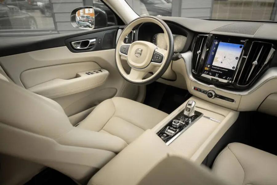 Green Volvo XC60 2018 in Jelgava, with an engine capacity of 2.00 L and mileage of 80 thousand km for 29950 €, photo 15 on AUTOMOTO.COM.LV