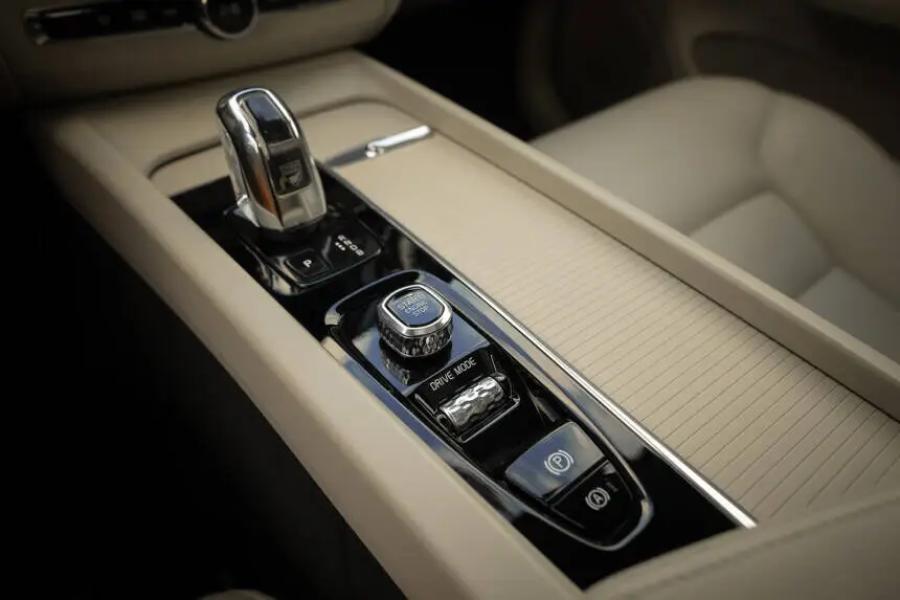 Green Volvo XC60 2018 in Jelgava, with an engine capacity of 2.00 L and mileage of 80 thousand km for 29950 €, photo 17 on AUTOMOTO.COM.LV