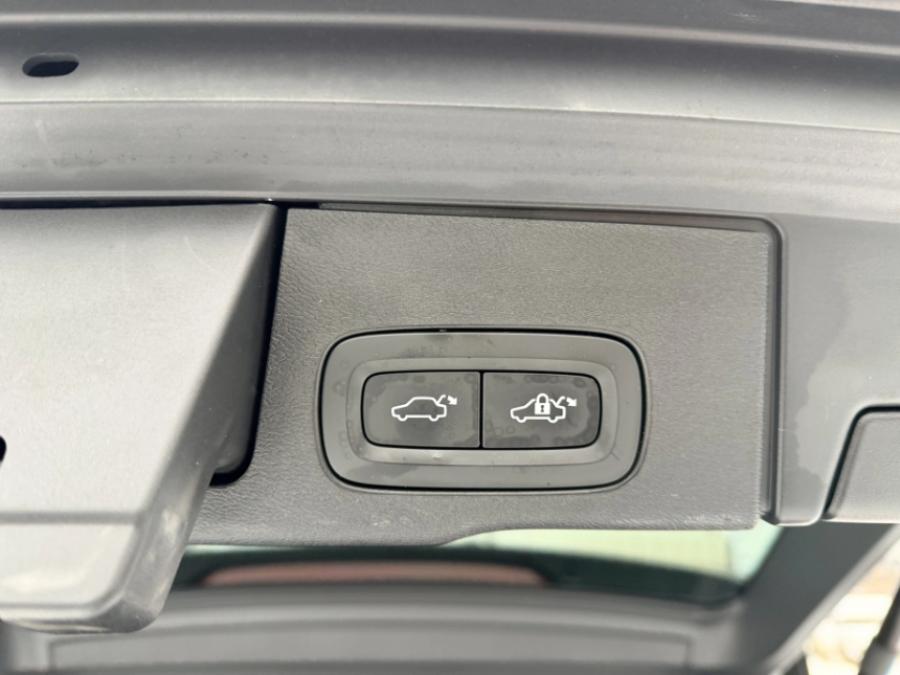 Green Volvo XC60 2019 in Riga, with an engine capacity of 2.00 L and mileage of 196 thousand km for 20995 €, photo 5 on AUTOMOTO.COM.LV