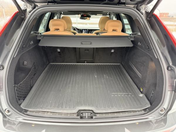 Zaļš Volvo XC60 2019 Rīga, ar dzinēja tilpumu 2.00 L un nobraukumu 196 tūkst. km par 20995 €, foto 6 vietnē AUTOMOTO.COM.LV