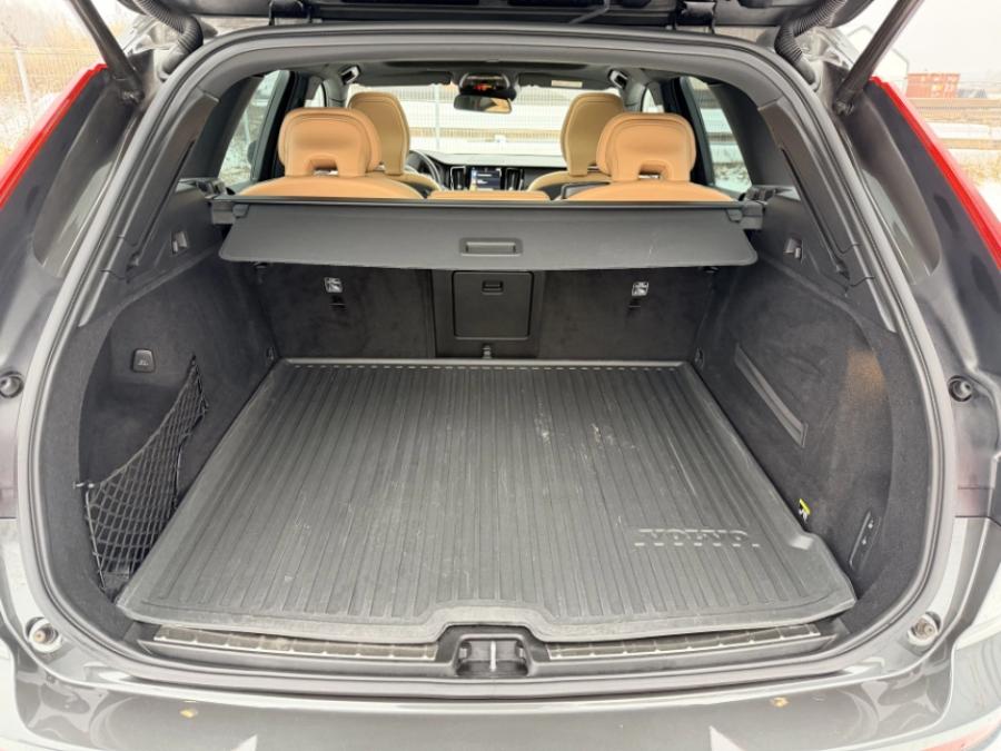 Green Volvo XC60 2019 in Riga, with an engine capacity of 2.00 L and mileage of 196 thousand km for 20995 €, photo 7 on AUTOMOTO.COM.LV