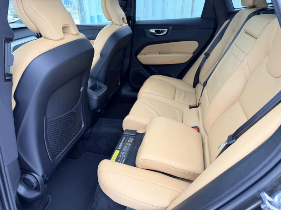 Green Volvo XC60 2019 in Riga, with an engine capacity of 2.00 L and mileage of 196 thousand km for 20995 €, photo 18 on AUTOMOTO.COM.LV