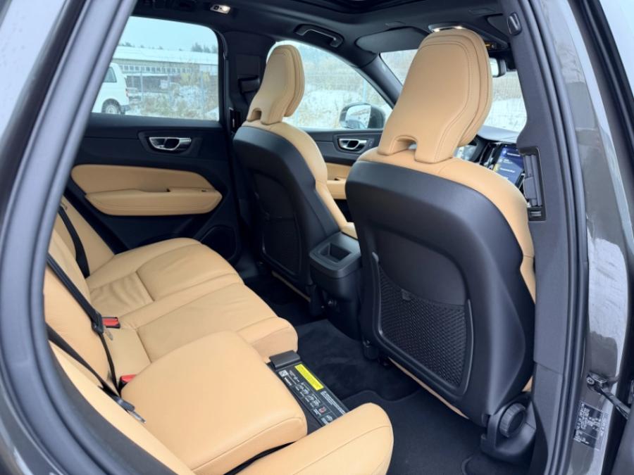 Green Volvo XC60 2019 in Riga, with an engine capacity of 2.00 L and mileage of 196 thousand km for 20995 €, photo 26 on AUTOMOTO.COM.LV